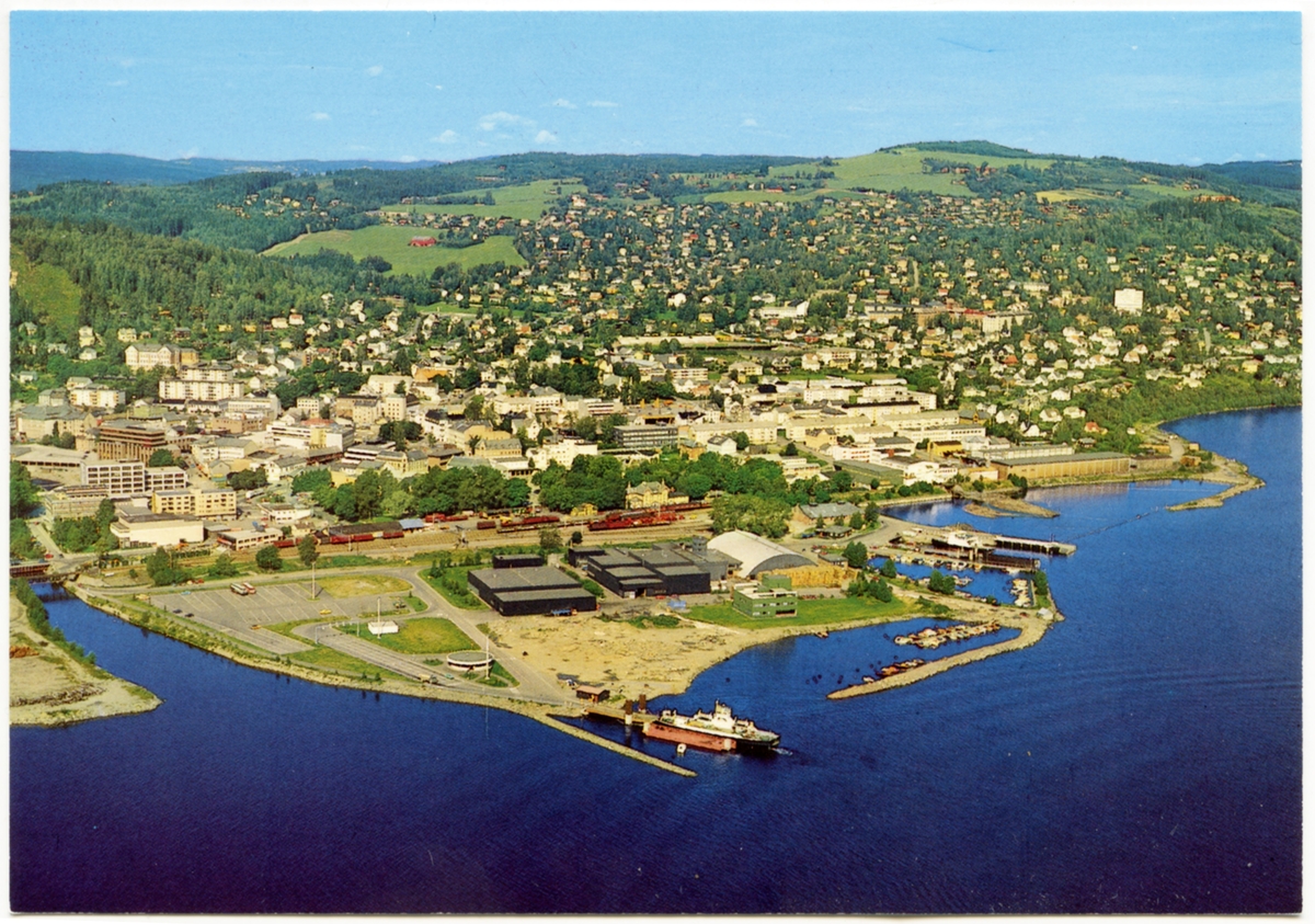 Flyfoto Gjøvik by på 80-tallet - Mjøsmuseet / DigitaltMuseum