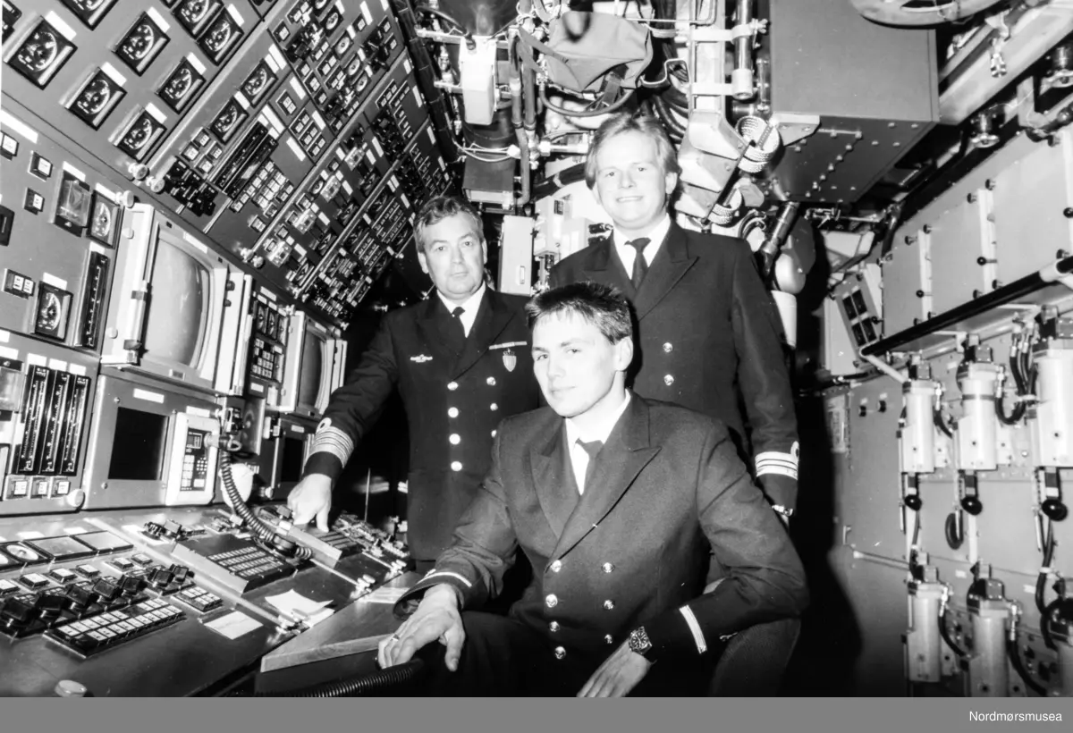 Ubåt-inspektør Jan Jæger (til venstre) på besøk om bord i KNM Uredd. I ...