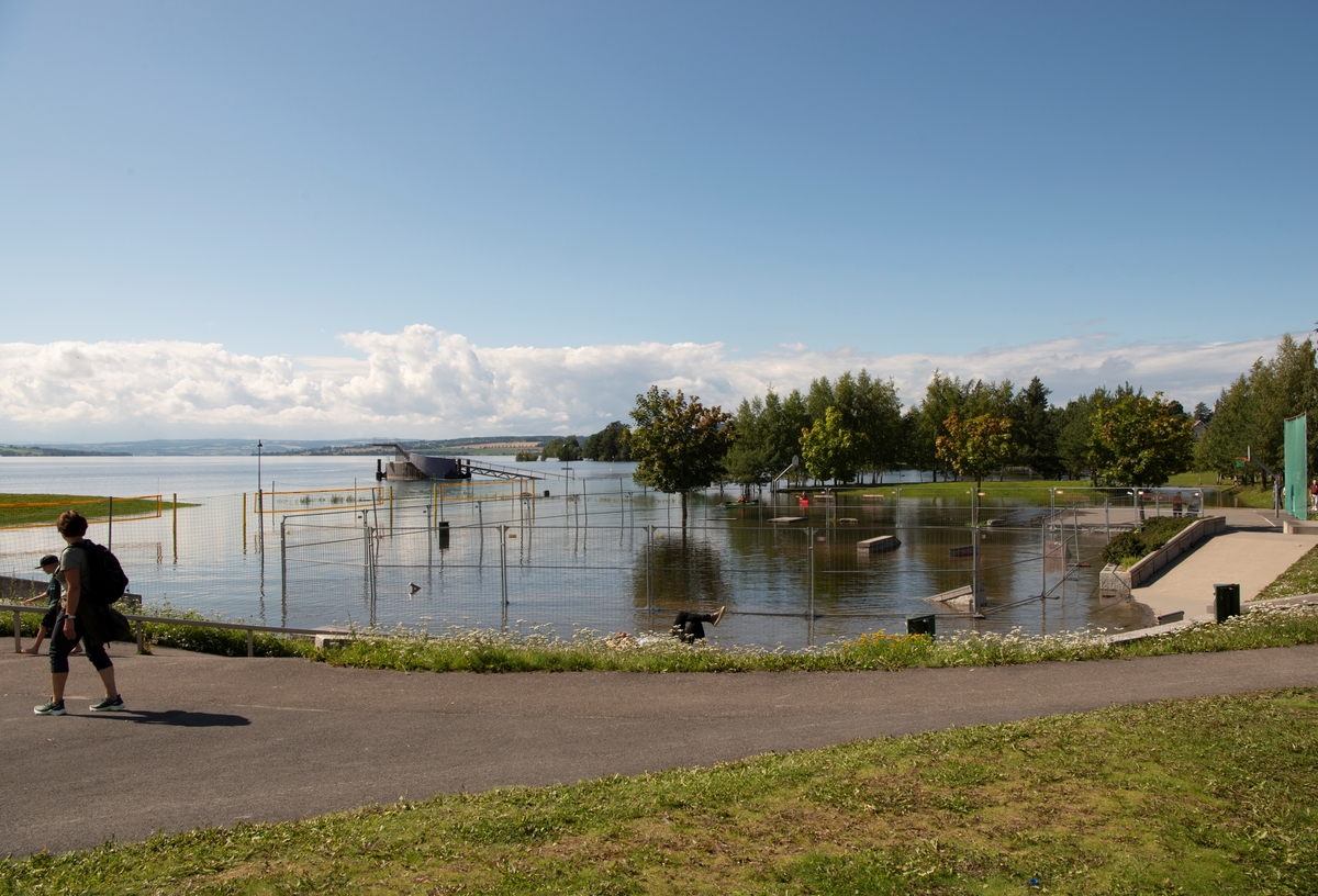 Flom i Mjøsa sommeren 2023. Mjøsflom. Flom 2023. Hamar sentrum ...