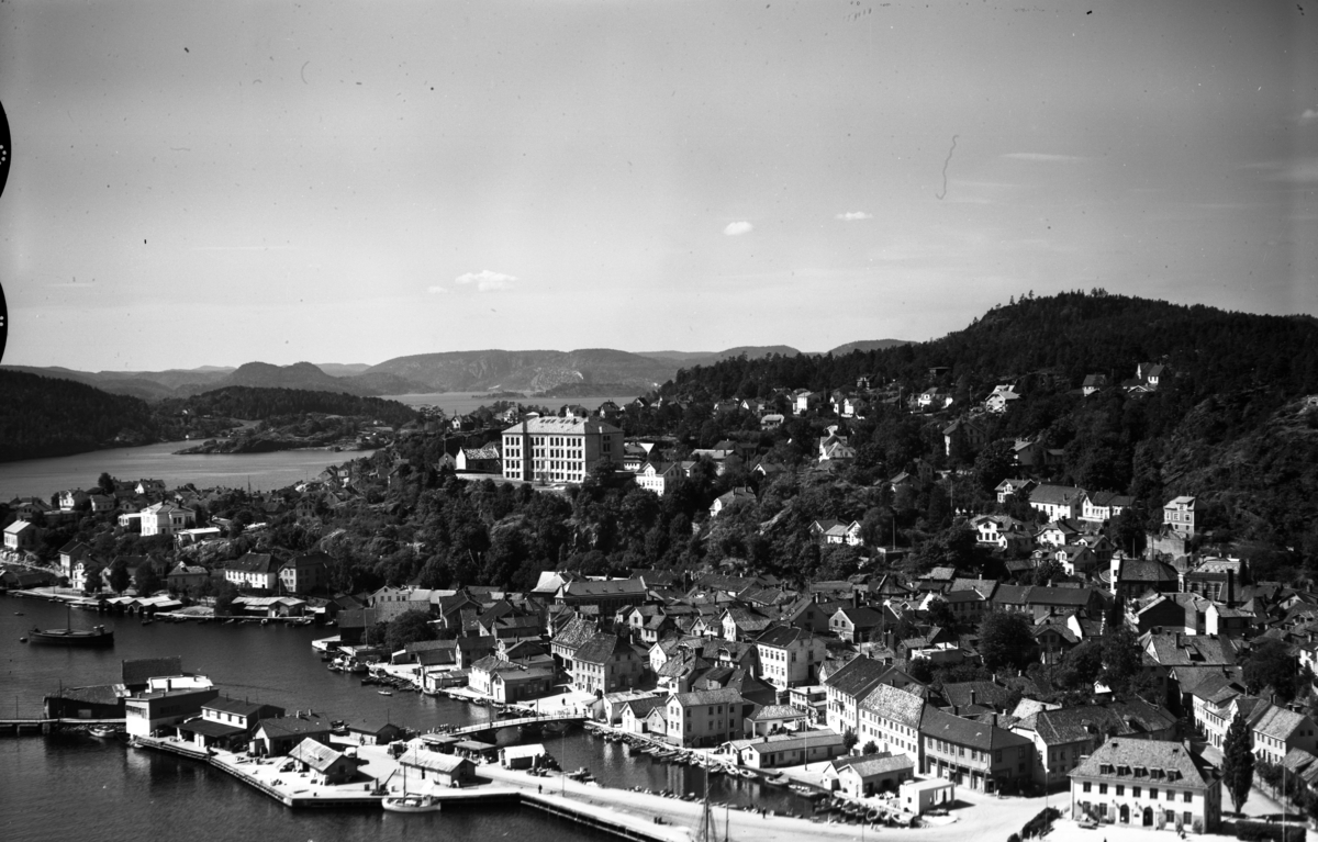 Flyfoto av Kragerø. Kragerø skoler. - Telemark Museum / DigitaltMuseum