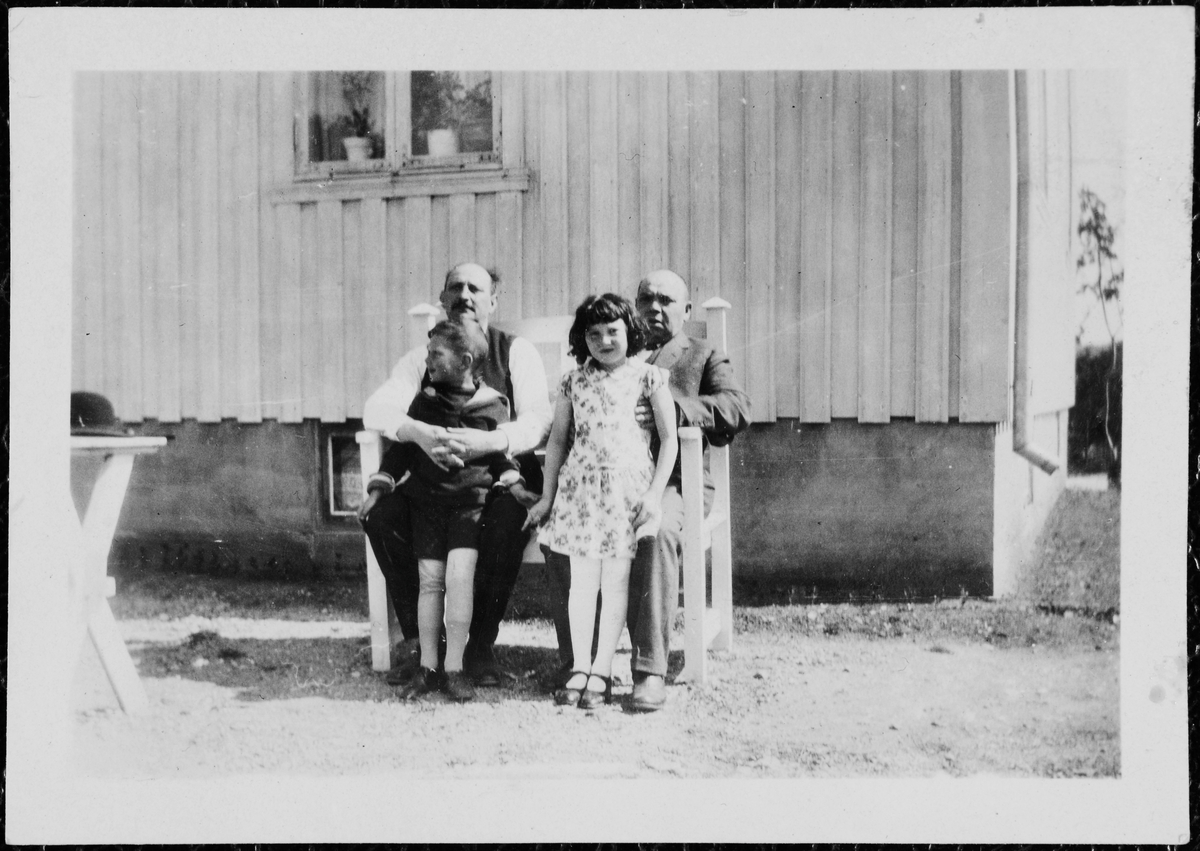 Moses Bekker, Adolf Bekker, Edith Bekker og Jakob Jacobsen utendørs på ...