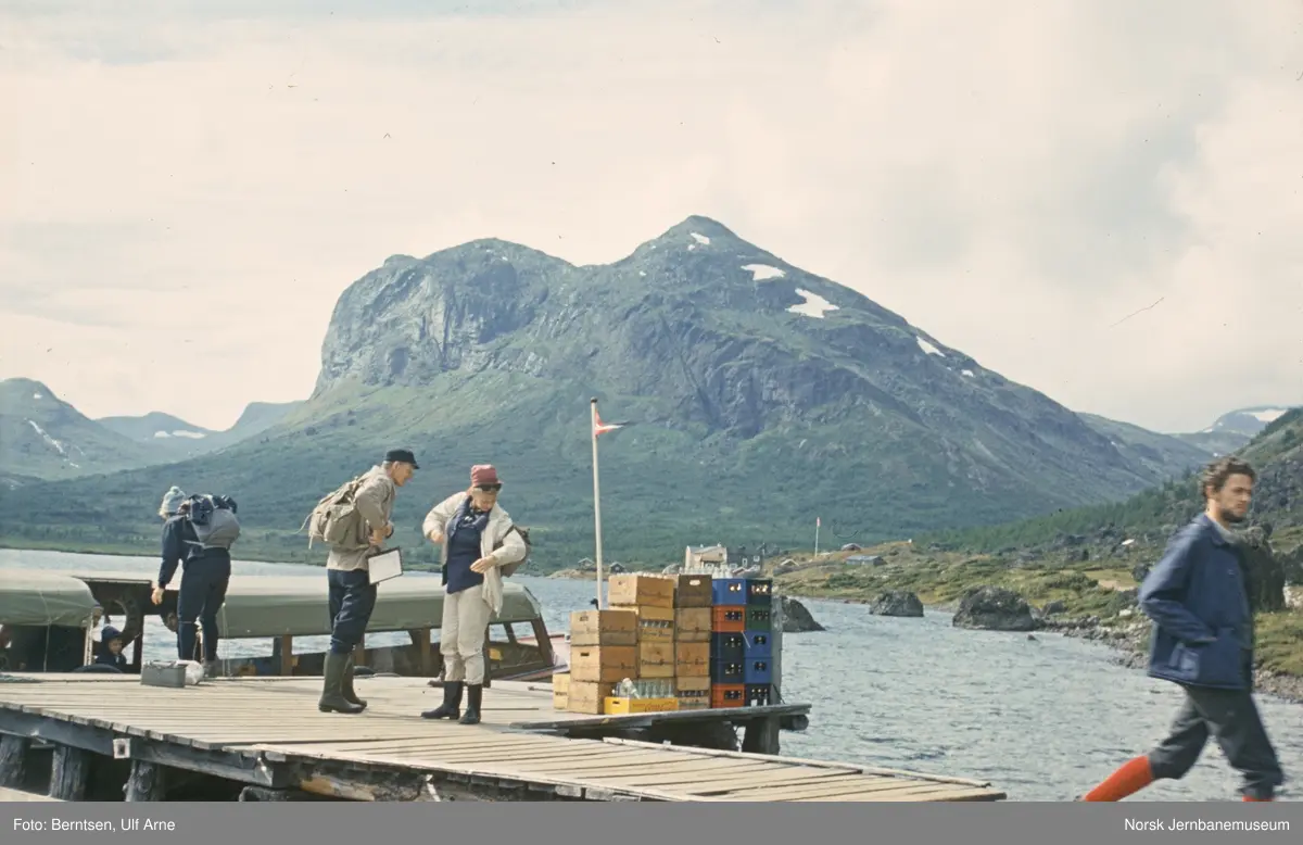 Brygga ved Gjendebu. Alle nødvendige forsyninger fraktes hit med båt ...
