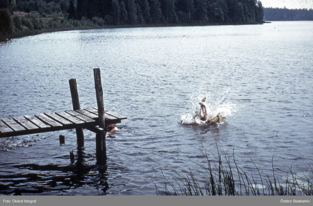 Hopp från brygga i badsjö, 1970-tal - Örebro Stadsarkiv / DigitaltMuseum