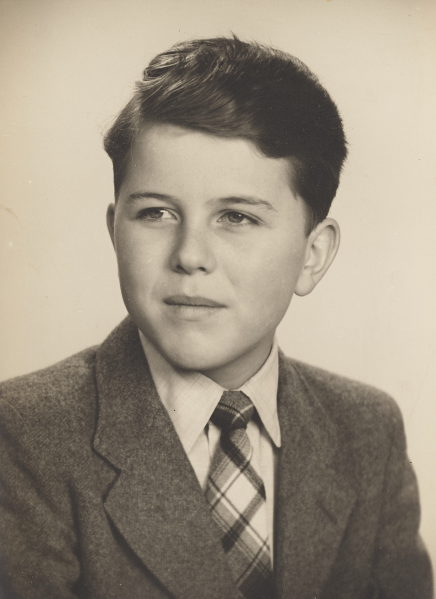 Portrett. Portrettbilde av en gutt i dress - Museene i Akershus ...