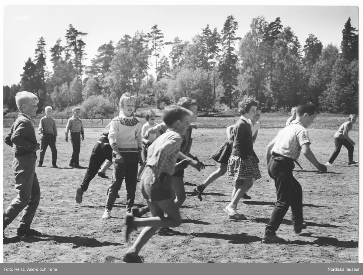 Barn springer och leker på en fotbollplan. - Nordiska museet ...