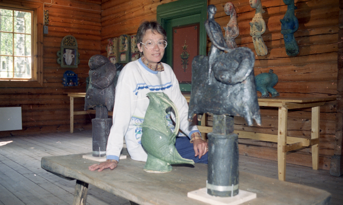 Utstilling av kunst i Tandbergbygget. Konsorvator Torill Thømt ...