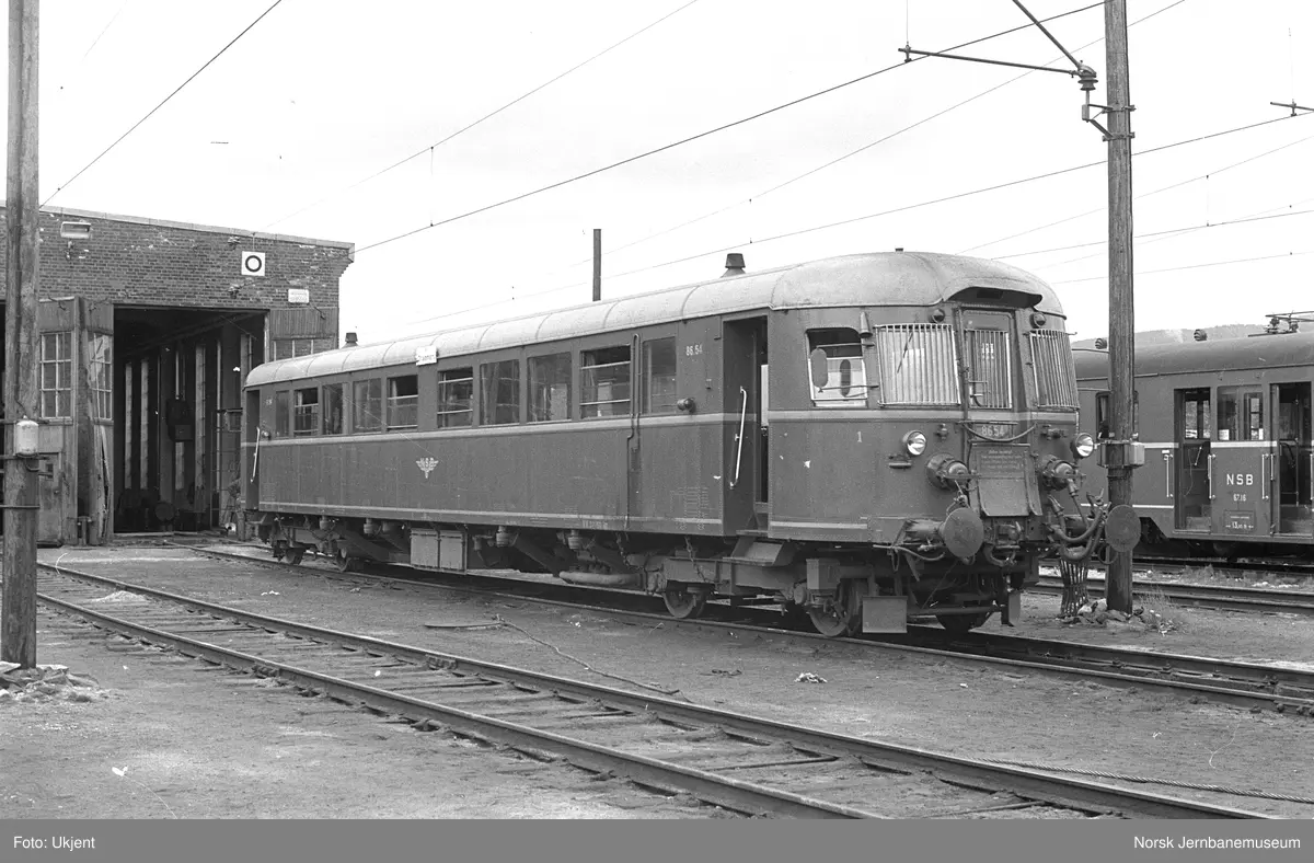 Dieselmotorvogn Bmdo 86 54 utenfor lokomotivstallen på Sundland ved ...