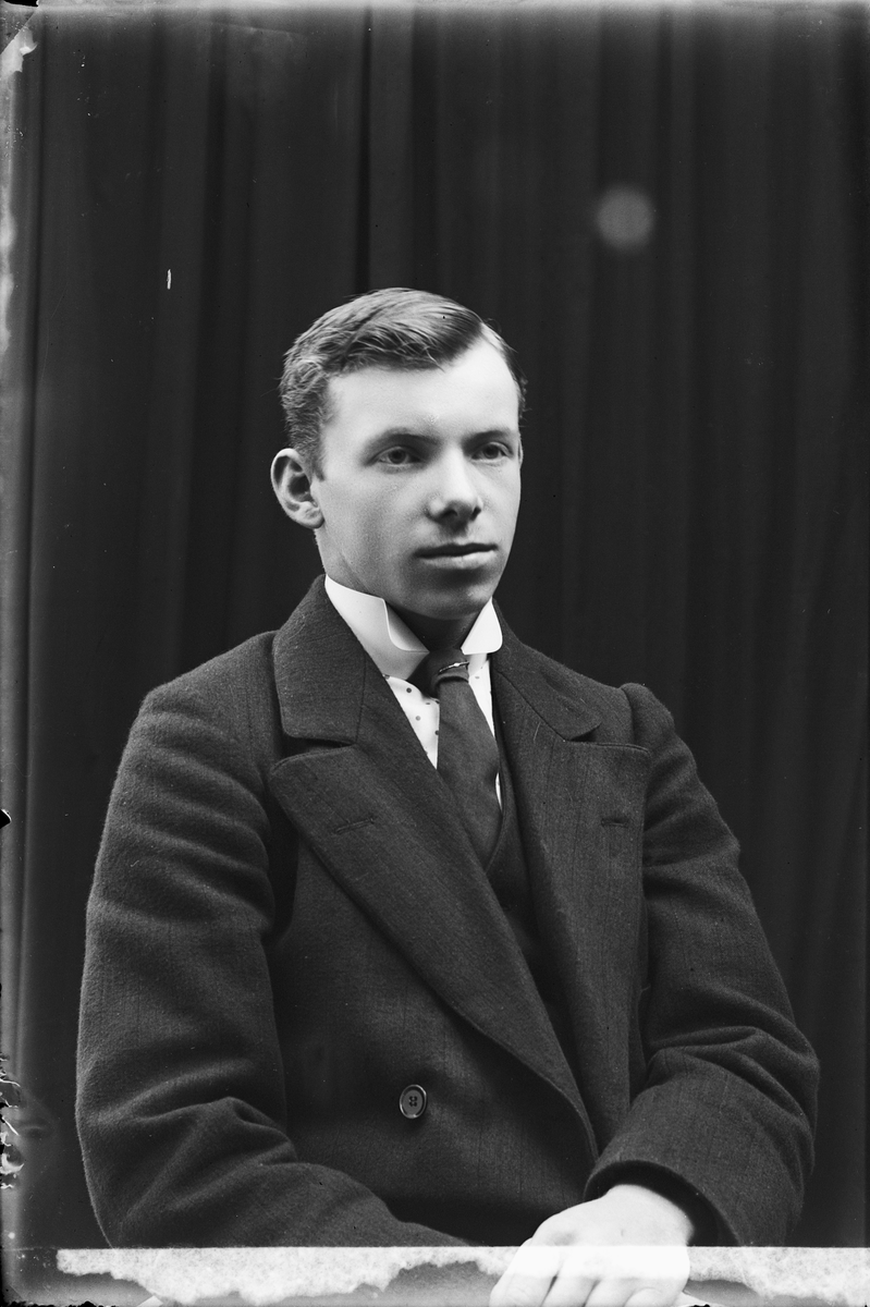 Ateljéporträtt - man, Alunda, Uppland - Upplandsmuseet / DigitaltMuseum