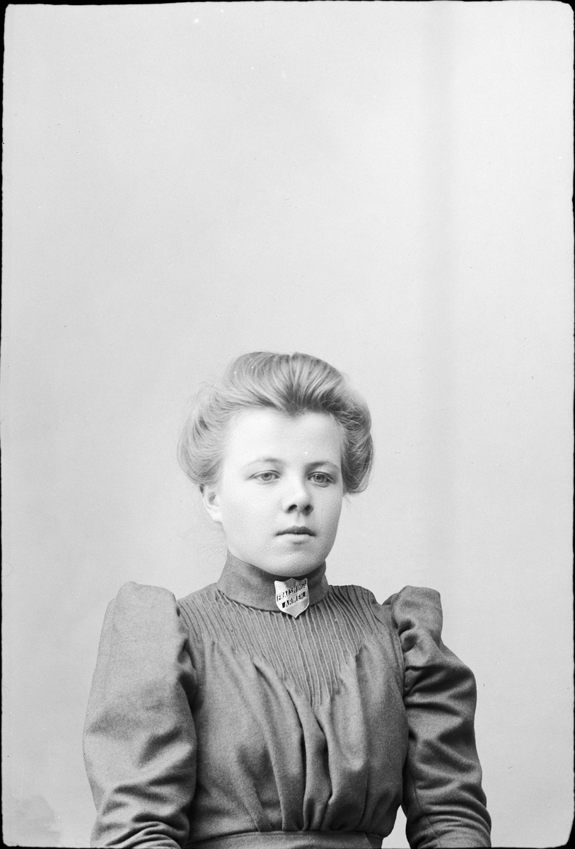 Ateljéporträtt - frälsningssoldat Hulda Erikson, Alunda, Uppland ...