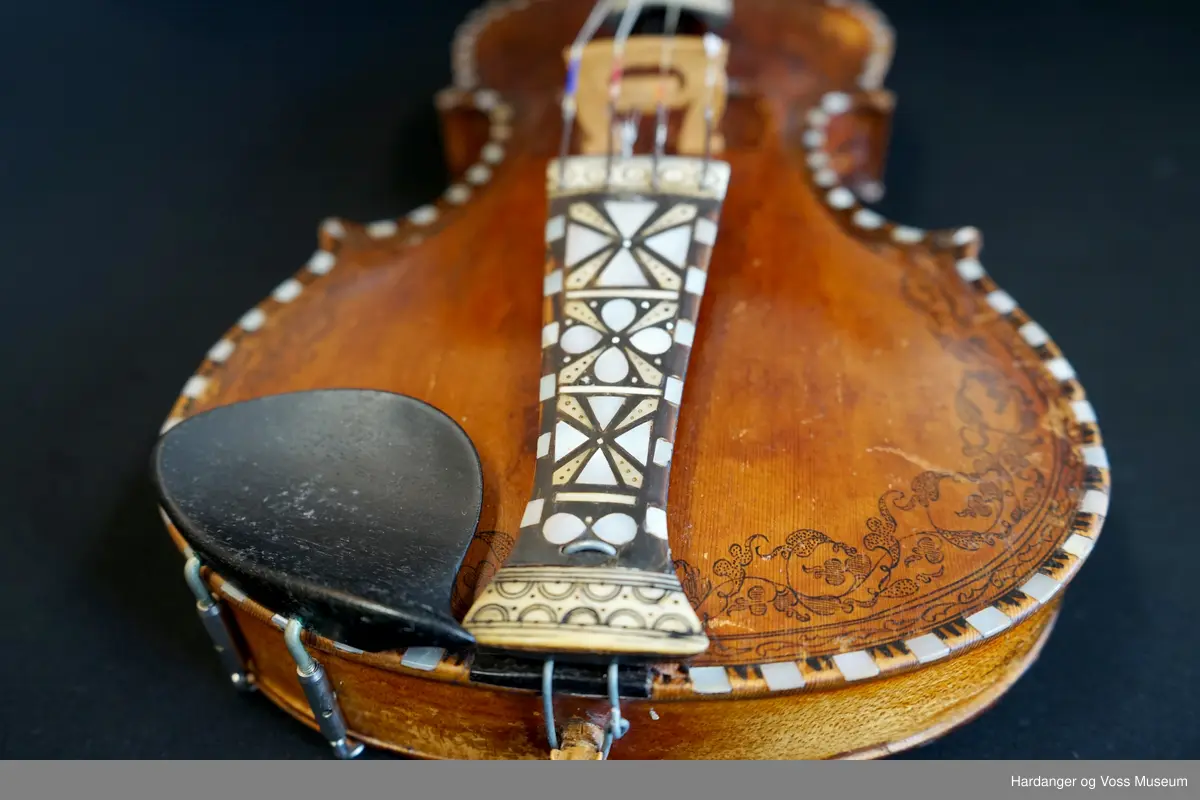 Hardingfele med felekasse og boge - Hardanger og Voss Museum ...