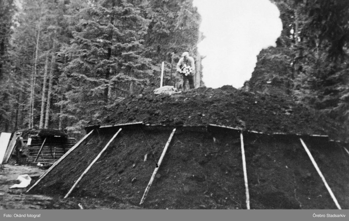 Kolare tänder mila, 1930-tal - Örebro Stadsarkiv / DigitaltMuseum