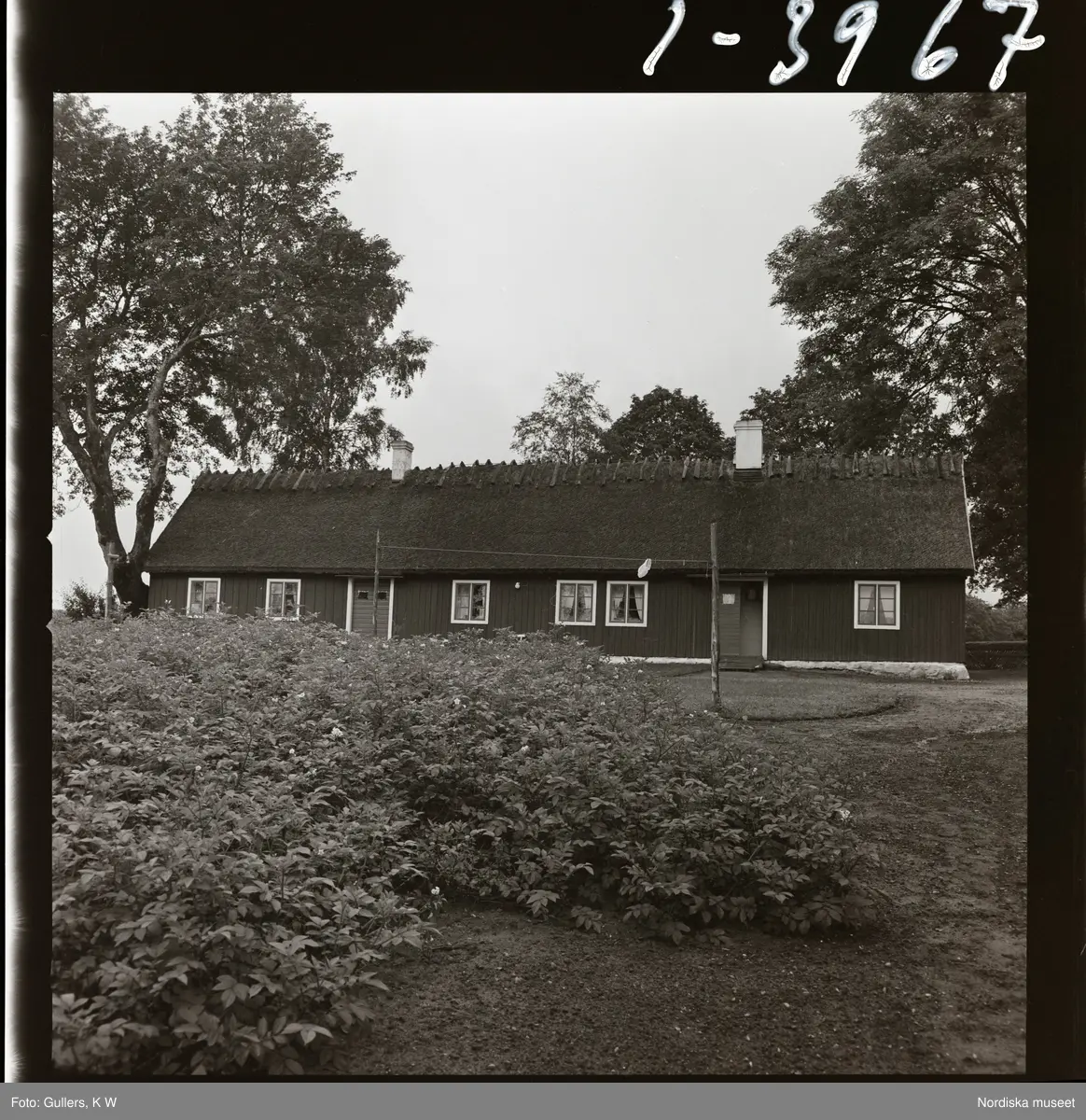 2358/7 Historiska boken; Stenbrottet, gammal stuga; Smidd port, kyrka ...