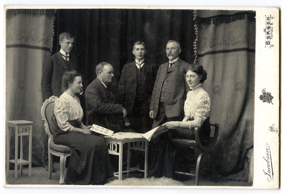 Gruppebilde. kvinner og menn. Foran: Anna og Marie Løken. Bak: Anders ...