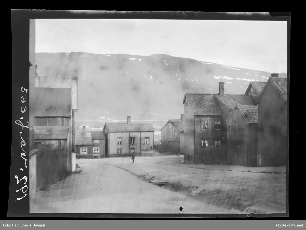 Stadsbild från Tromsø i Norge. Låga trähus kantar gatorna, i bakgrunden ...