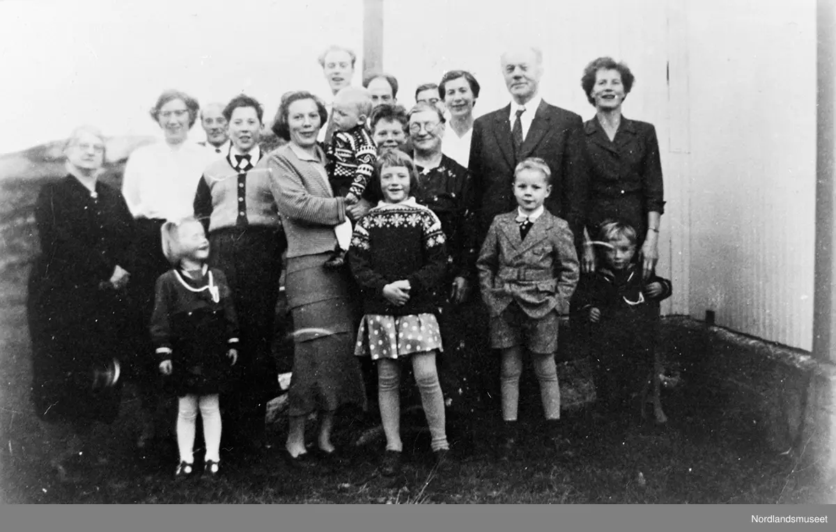 Fødselsdagsbilde. Mange mennesker, voksne og barn. - Nordlandsmuseet ...