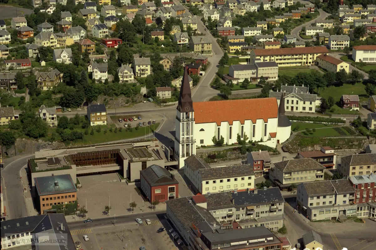 Molde Kirke, Rådhuset..På hver side av rådhusplassen: Romsdals ...
