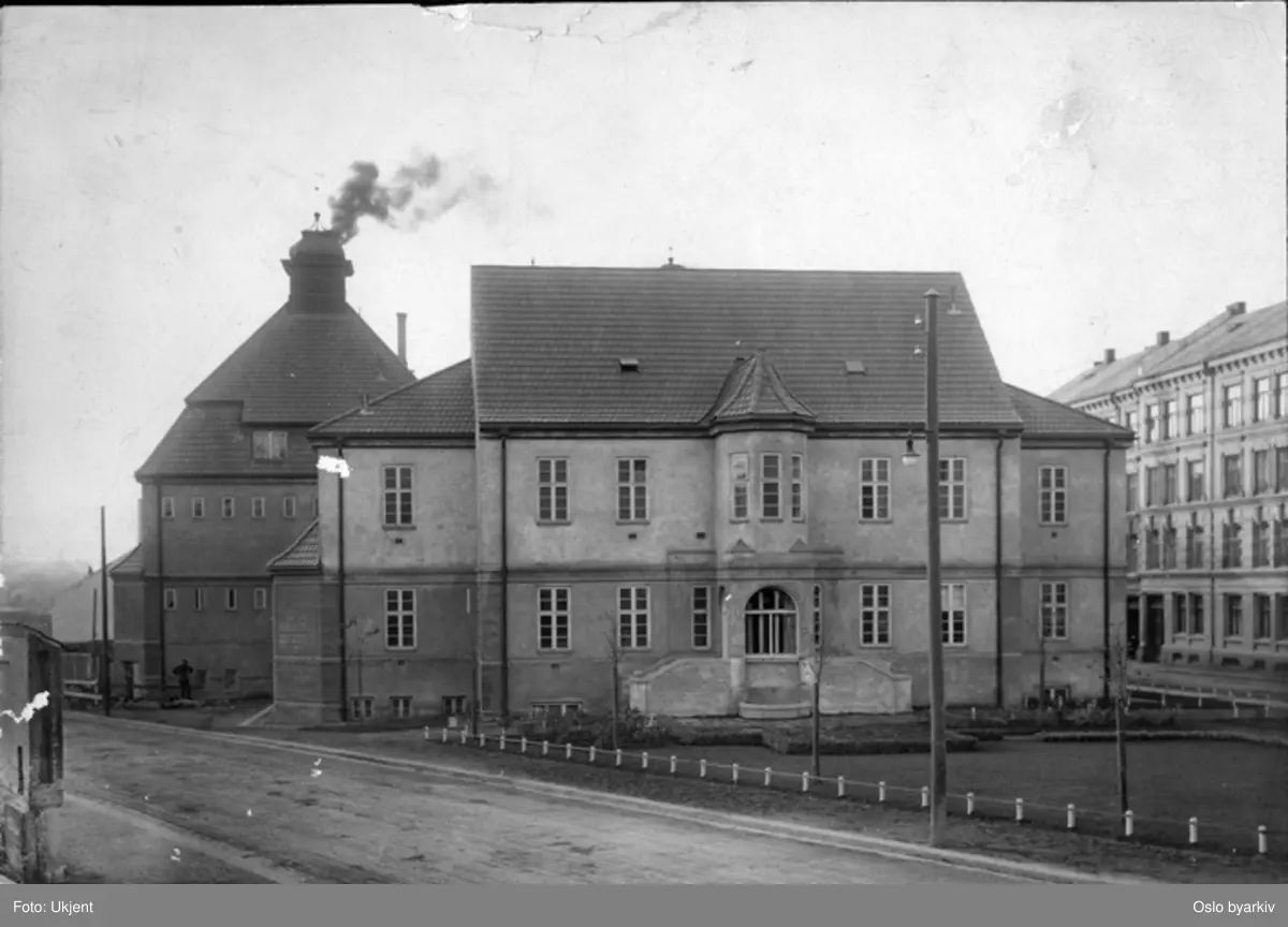 Bislett bad. Bygning i to etasjer med varmbadanlegg og svømmehall. Tatt ...