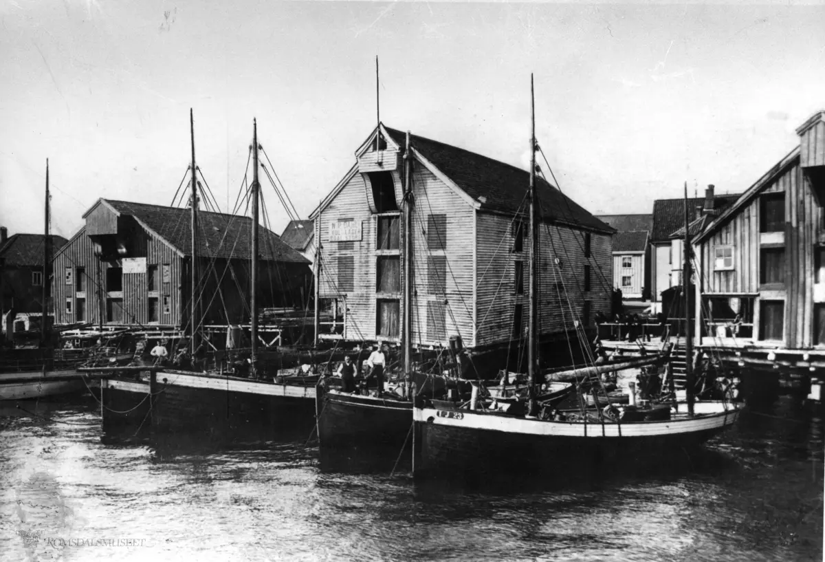 Molde havn., fra venstre: Hans Thiis-brygga. Gørvellbrygga. Reiten ...