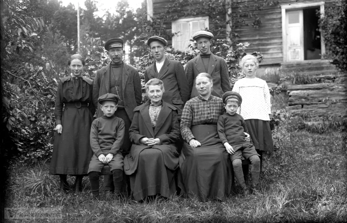Bilde tatt ved besøk fra Oslo ca 1920. - Romsdalsmuseet / DigitaltMuseum