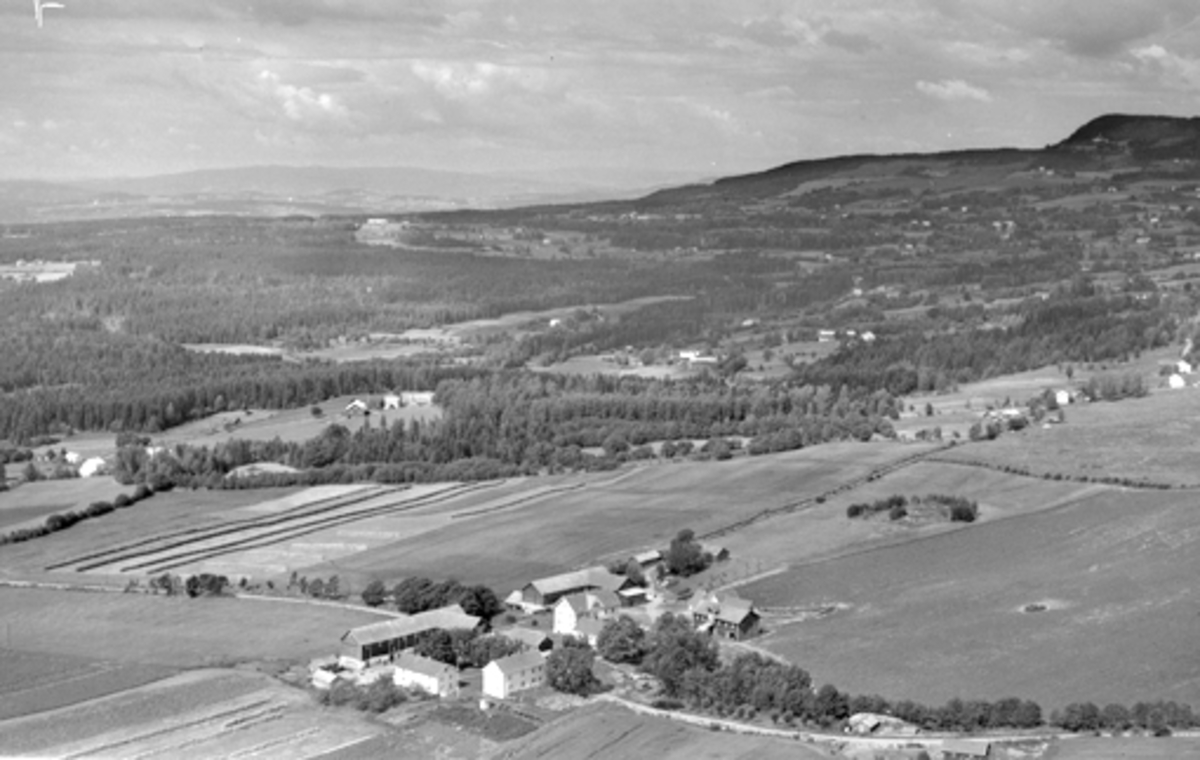 Flyfoto av Gålås øvre og nedre, Furnes, Ringsaker. - Anno Domkirkeodden ...
