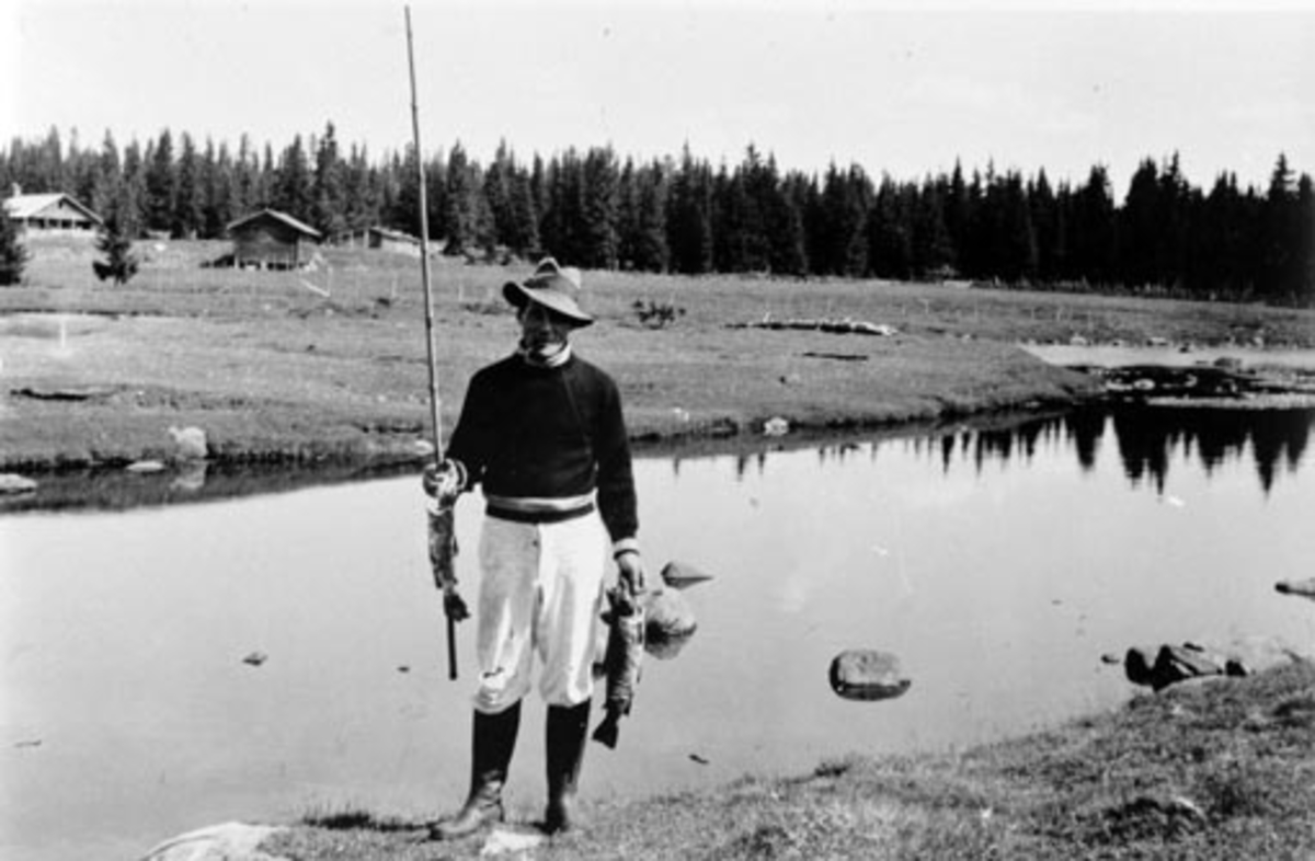 Håkon Høstmælingen med fisk og stang i Åsta, Ringsakerfjellet. Han var ...