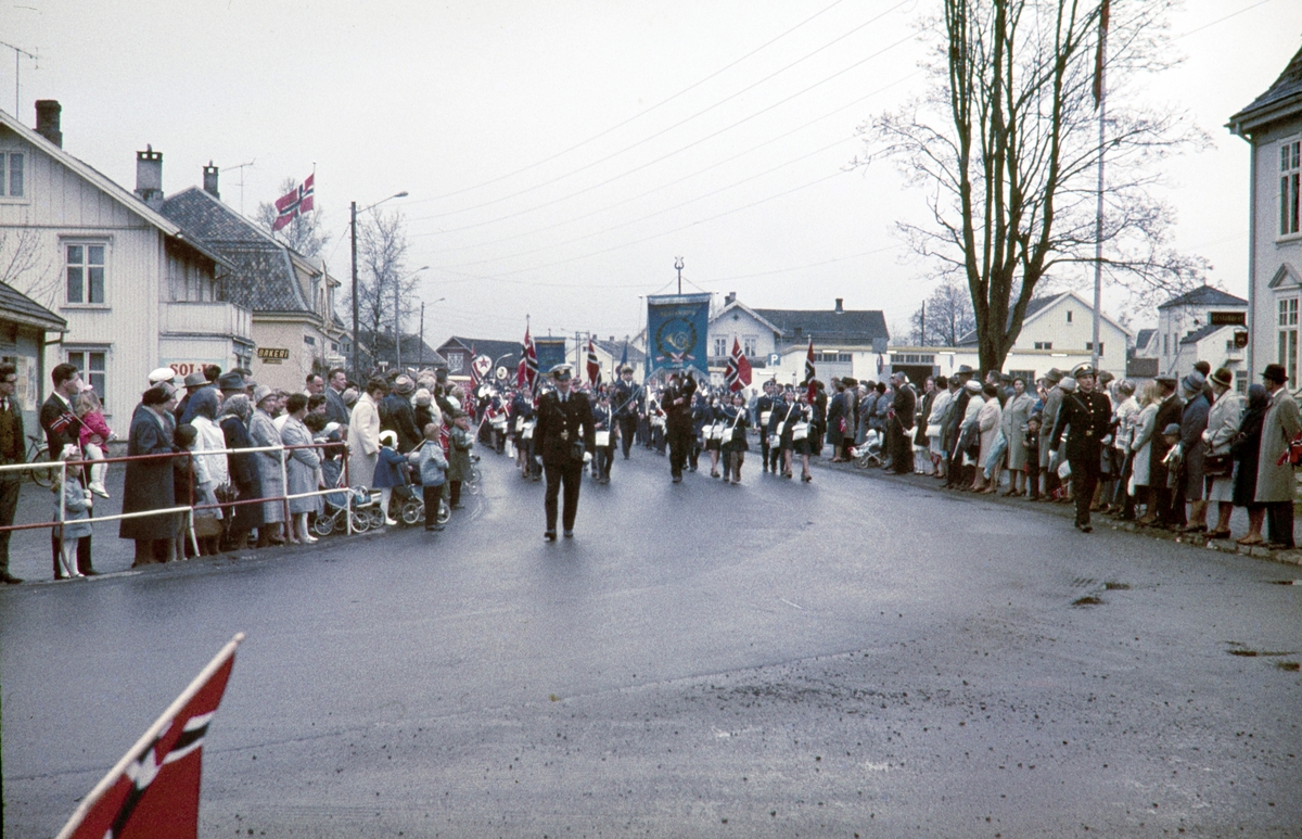 Stange sentrum, Stangebyen. 17. mai-feiring på 1960-tallet. - Anno ...