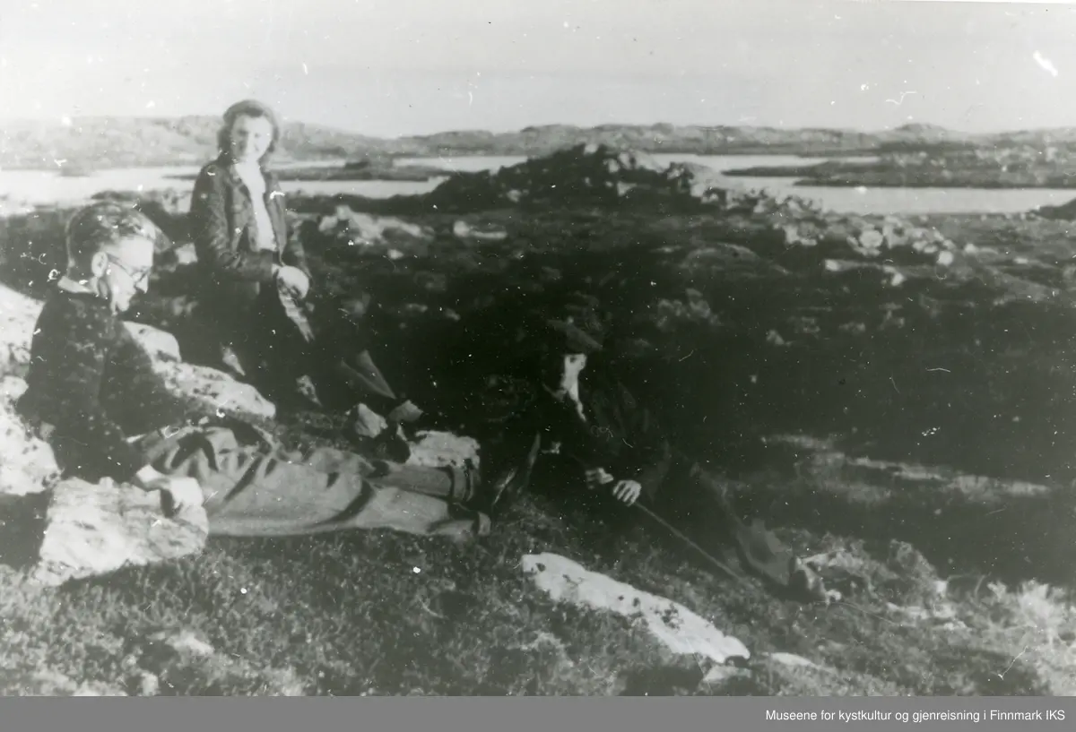 Ruben Johansen, Sverre Rasmussen og en dansk ukjent hjælpearbeider ...