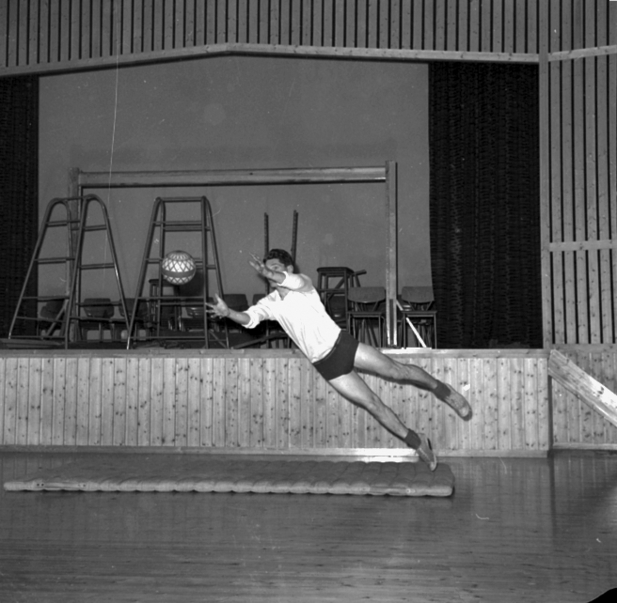 FOTBALLTRENING I GYMSALEN STANGE SKOLE. REIDAR JOHNSEN, STANGE SK ...