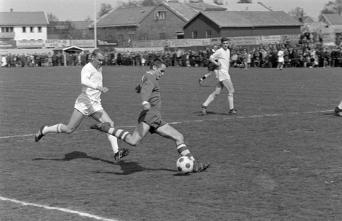BRISKEBY STADION, HAM-KAM, FOTBALLKAMP, Knut Amundsen (t. v. ), Jan ...