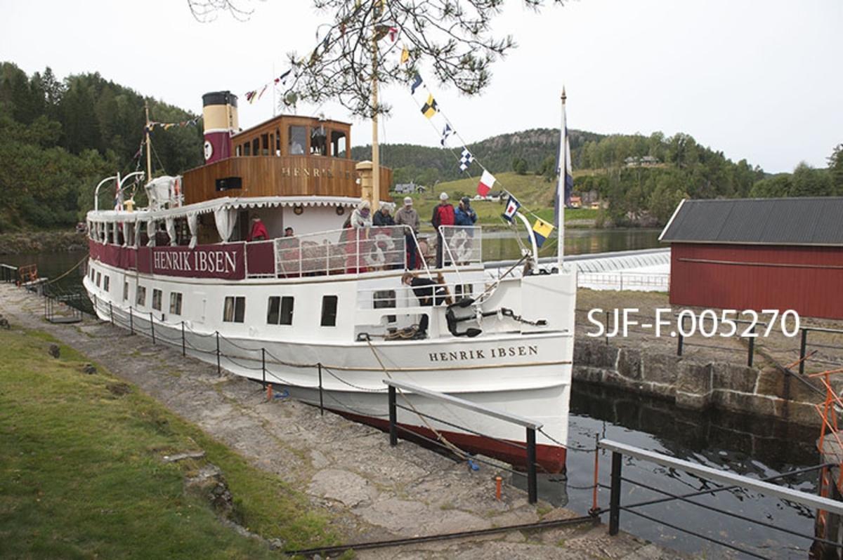 Turistbåten «Henrik Ibsen» i Kjeldal sluse i Bandak-Norsjø-kanalen ...