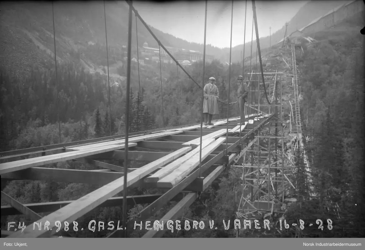 Hengebro ved Våerbekken. - Norsk Industriarbeidermuseum / DigitaltMuseum