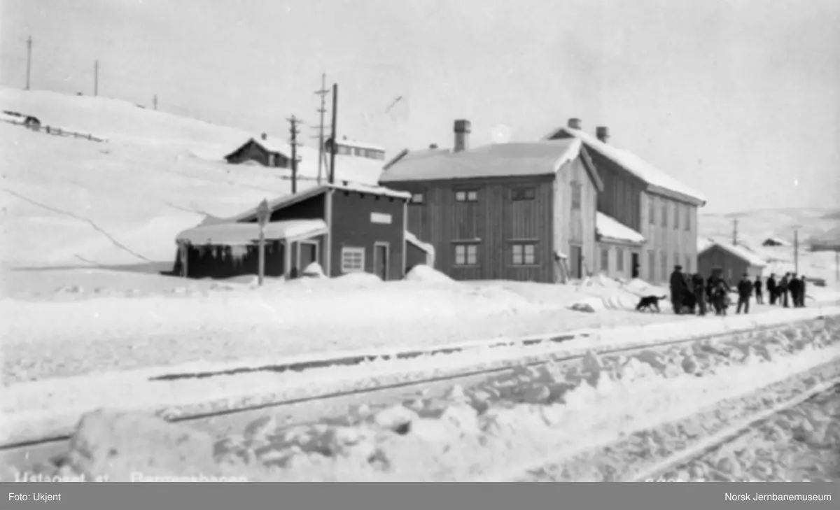 Ustaoset stasjon med den gamle og den nye stasjonsbygningen - Norsk ...
