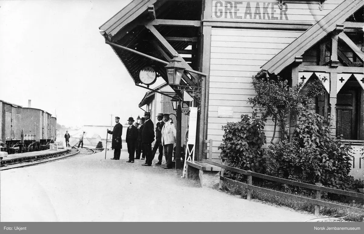 Greåker stasjon med folk på plattformen - Norsk Jernbanemuseum ...