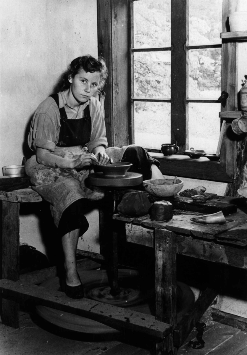 Liv Gårder i pottemakeriet fra Norum, Nes på Romerike, 1948. - Norsk ...