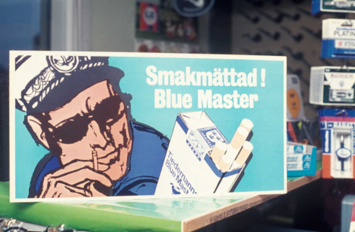Butikkinteriør. Reklame for Blue Master sigaretter i Sverige. - Norsk ...