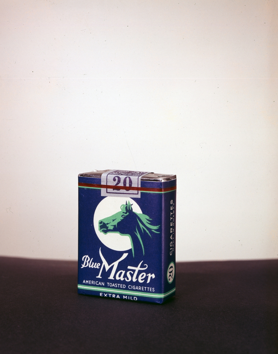 Reklamefoto av Blue Master sigaretter. - Norsk Folkemuseum / DigitaltMuseum