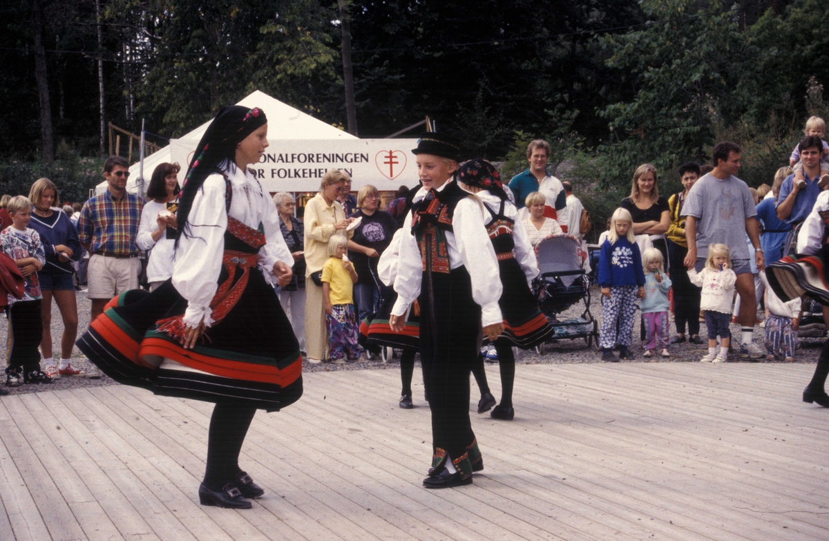 Folkedans på festplassen, Matdagen i 1995. - Norsk Folkemuseum ...