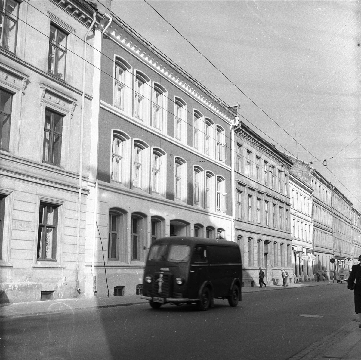Bygate med varebil, forretningsbygg, Oslo, 16.10.1956 - Norsk ...