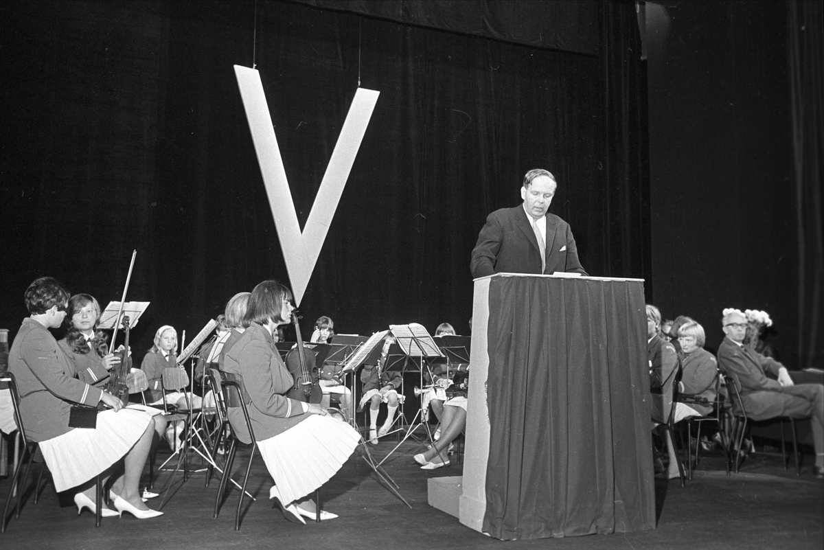 Oslo, september 1967, Venstres Helge Seip på talerstolen i Det norske ...