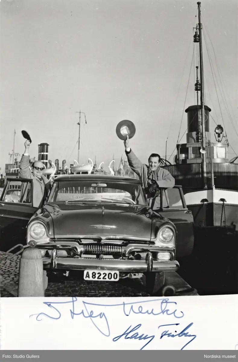 Stieg Trenter och KW Gullers ("Harry Friberg") vid en bil, fartyg i ...