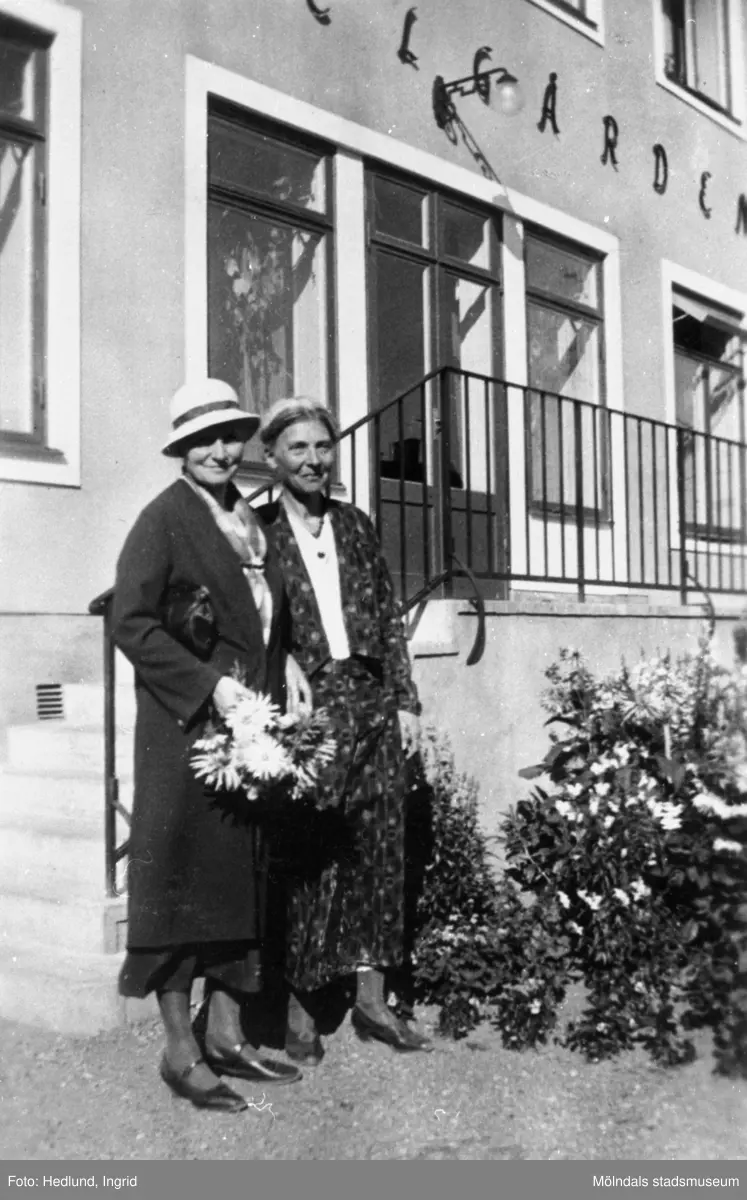 Lärarinnorna Ellen och Maria Moberg står utanför Fröbelgården i ...
