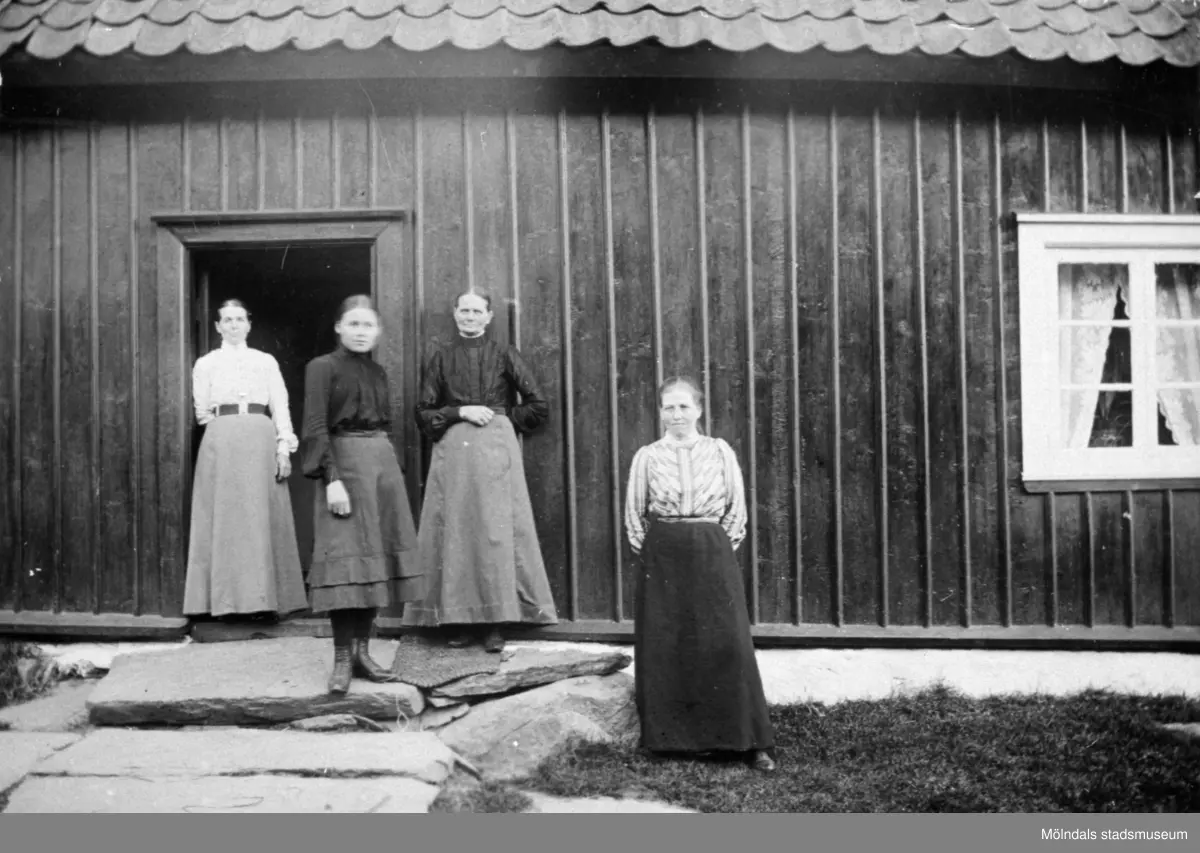 Från vänster står Josefina Eriksson, Valdeborg Johansson, Maria Eriksson och Anna Carlsson vid ...