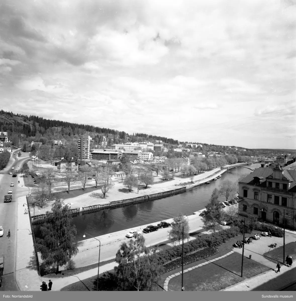 Översiktsbilder tagna från kyrkan norrut över Storbron och Stadsbacken ...