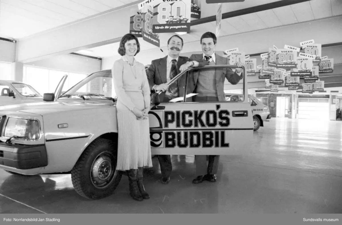 Racerföraren Picko Troberg, grundaren av Pickos budbilar. inviger på ...