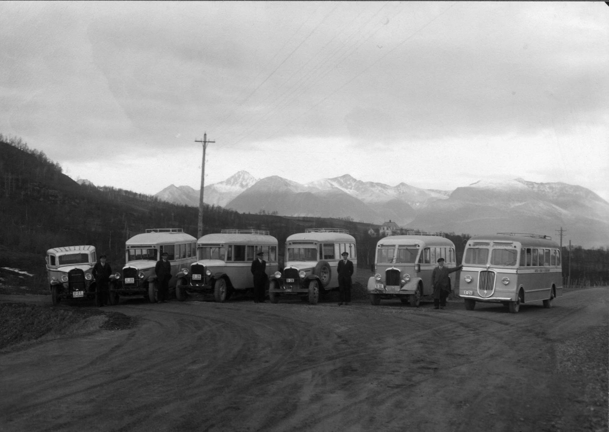Sjåfører og busser hos HORB, stilt opp på Bergseng og fotografert av ...