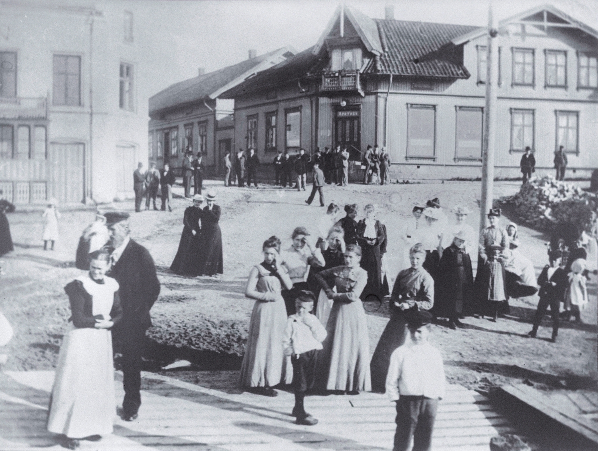 Fra Selbak (Selbakk, Sellebakk). Bymiljø med mennesker. Repro av eldre ...