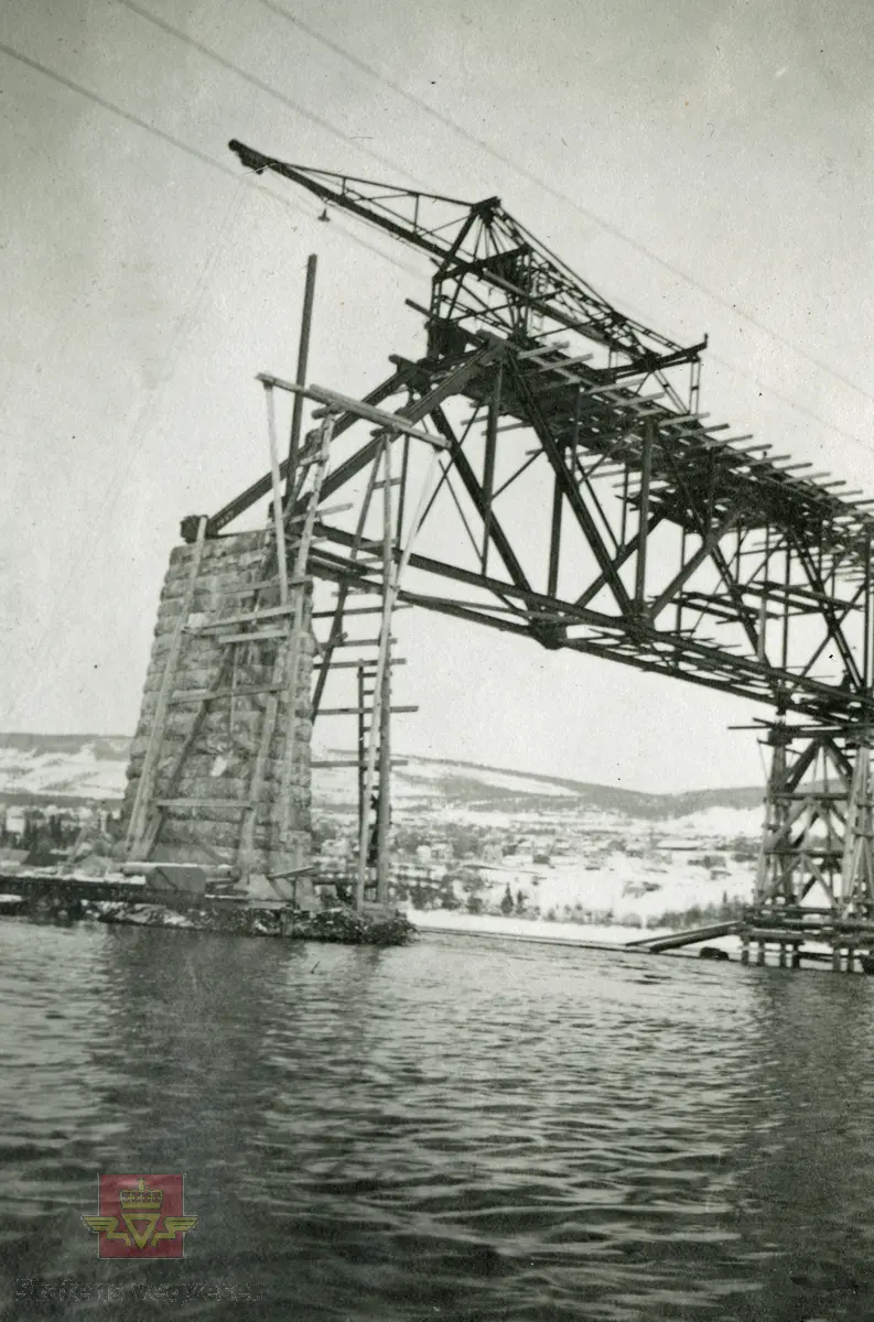 Vingnesbrua på Lillehammer under oppbygging i perioden 1930-1934 ...