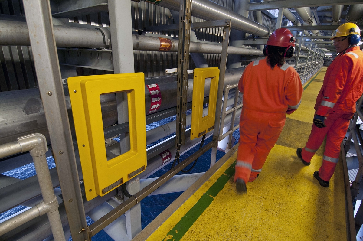 Den nye gangbroen som går fra Valhall IP mot de gamle plattformene ...