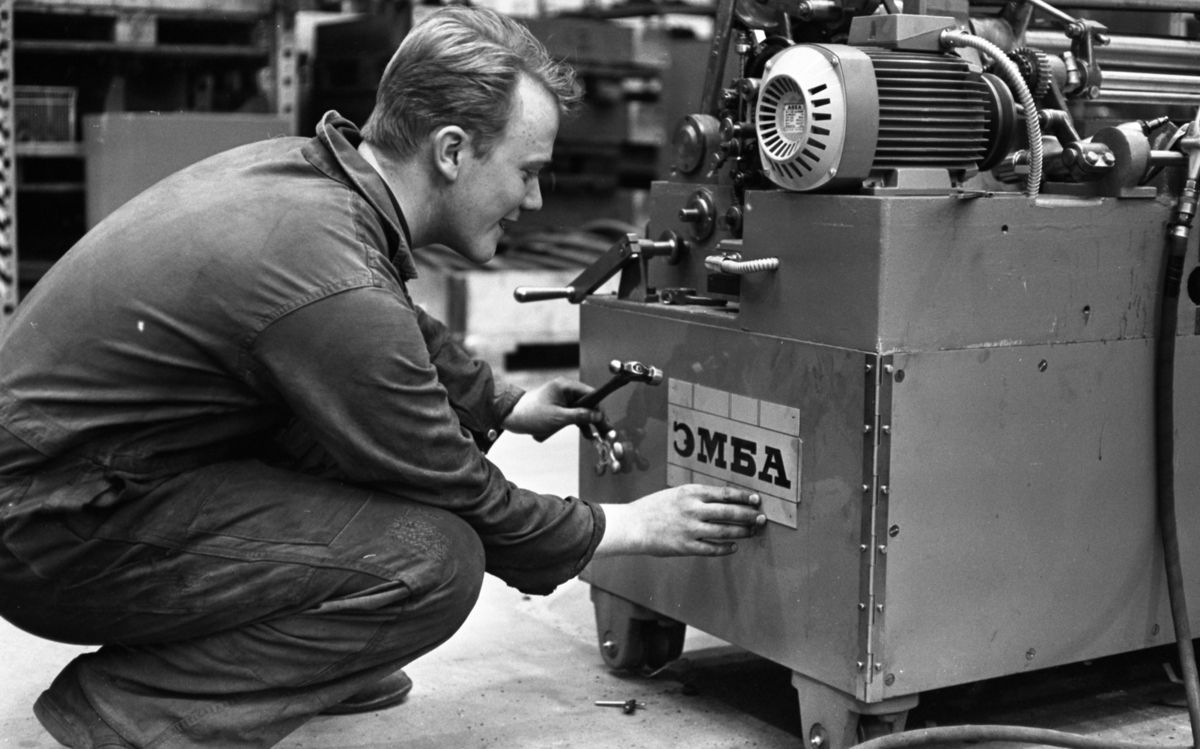 Sund-Emba, 20 maj 1967 En ung man klädd i arbetsoverall och som jobbar ...