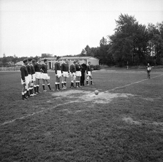 Fotbollsmatch. Sund-Emba. - Örebro läns museum / DigitaltMuseum
